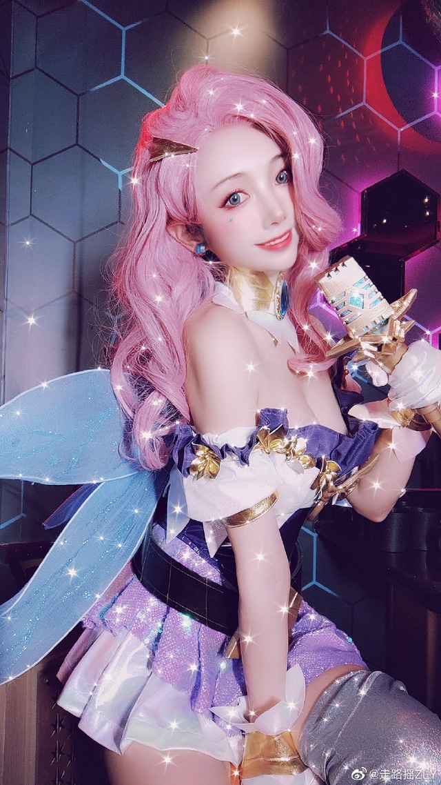 coser@走路摇ZLY在《英雄联盟》cos“星籁歌姬”萨勒芬妮 – 萌萌秀