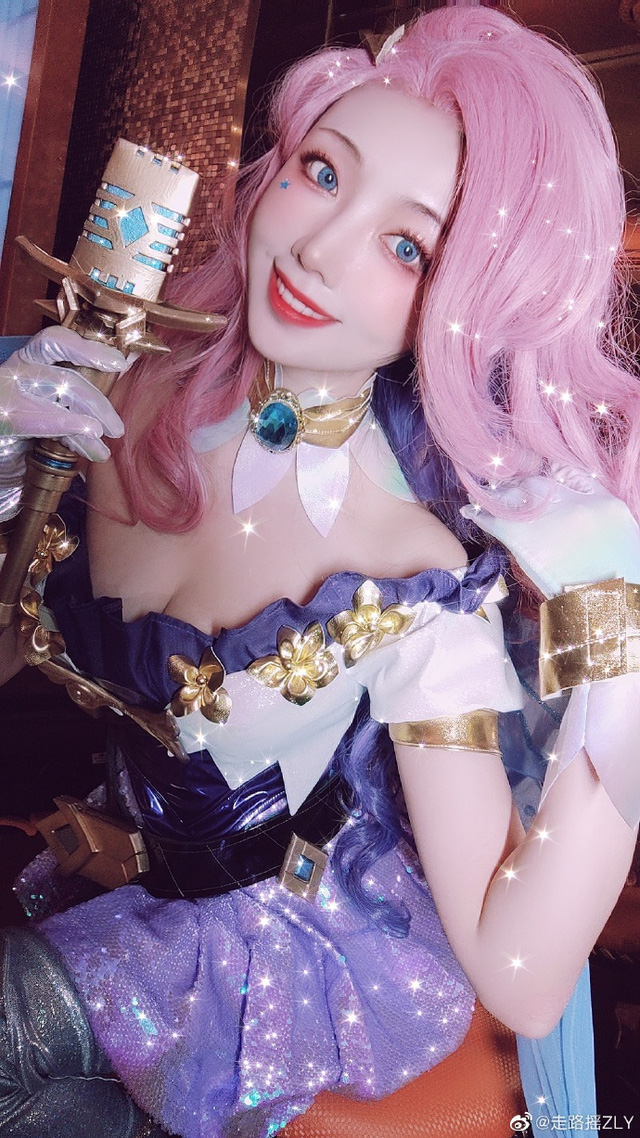 coser@走路摇ZLY在《英雄联盟》cos“星籁歌姬”萨勒芬妮 – 萌萌秀