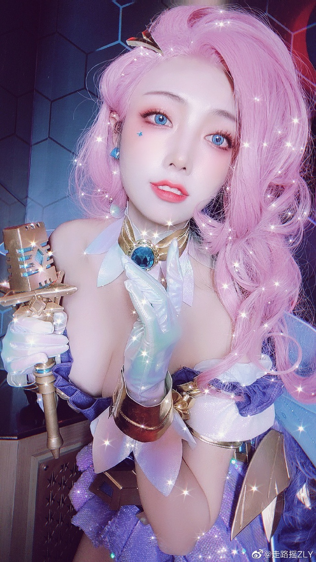 coser@走路摇ZLY在《英雄联盟》cos“星籁歌姬”萨勒芬妮 – 萌萌秀