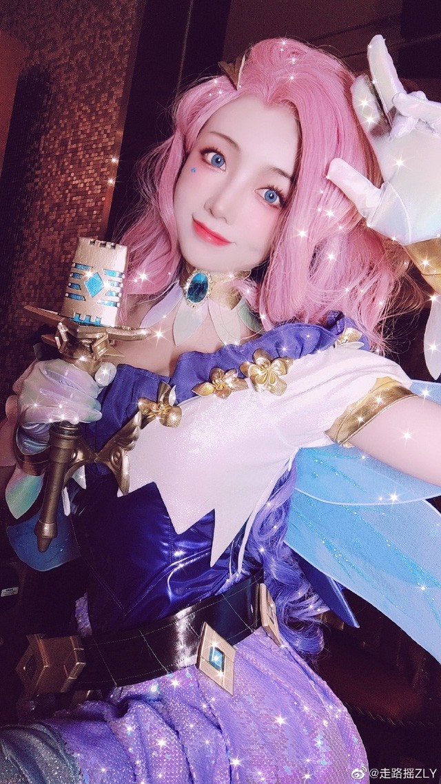 coser@走路摇ZLY在《英雄联盟》cos“星籁歌姬”萨勒芬妮 – 萌萌秀